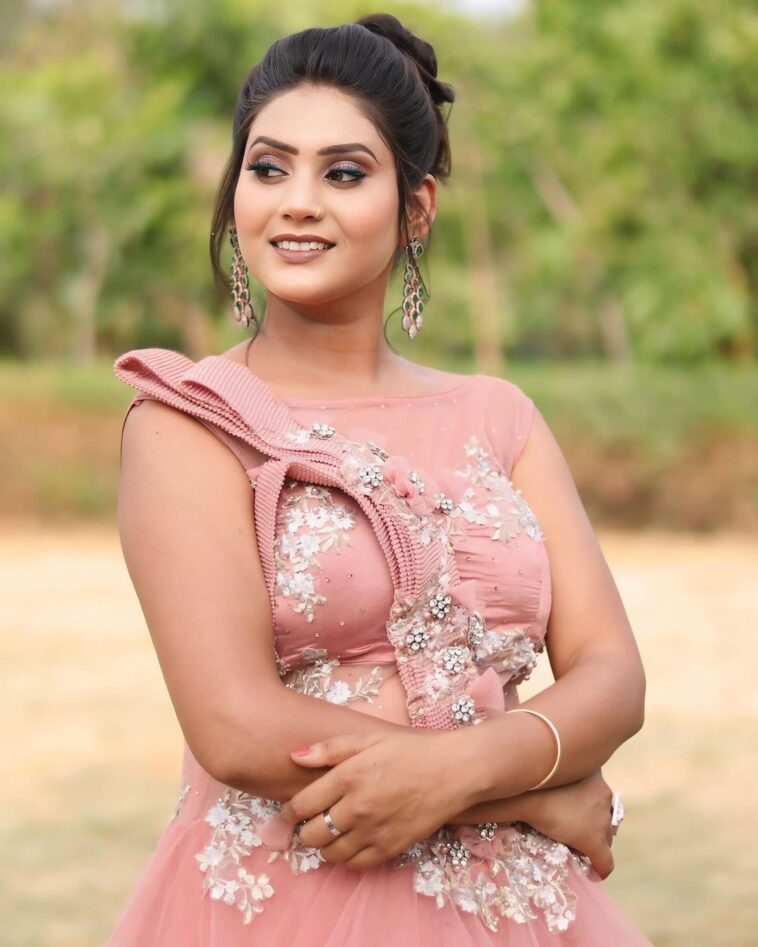 Shivani Kumari Biography, Age, Salary, Net Worth, Career As Social Media Influencer And Dancer ...